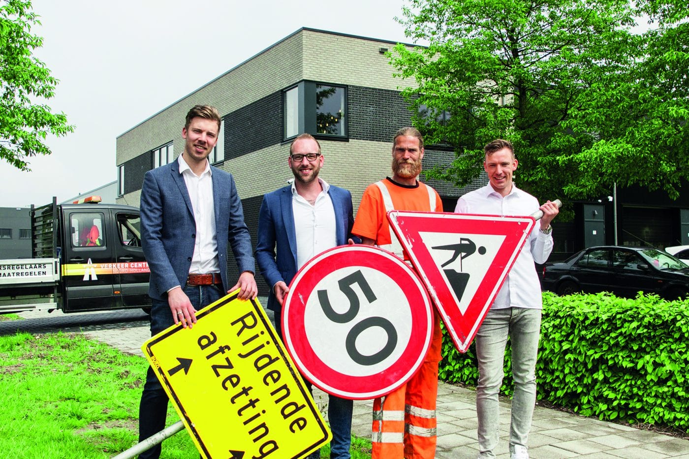 Verkeersveiligheid kunt u gerust aan Koos en Ruud Jong overlaten ...